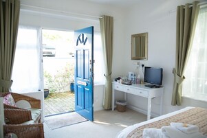 Quarto família, suíte | Wi-Fi de cortesia, roupa de cama