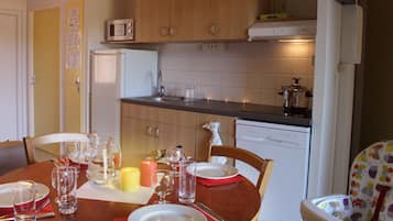 Chalé, 2 quartos (4 Pers) | Cozinha privada | Um frigorífico, um forno, uma placa de cozinha
