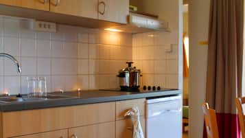 Chalé, 2 quartos (4 Pers) | Cozinha privada | Um frigorífico, um forno, uma placa de cozinha