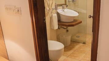 Quarto Deluxe | Casa de banho | Um polibã, artigos de higiene pessoal grátis