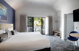 Cofres nos quartos, escrivaninha, cortinas blackout