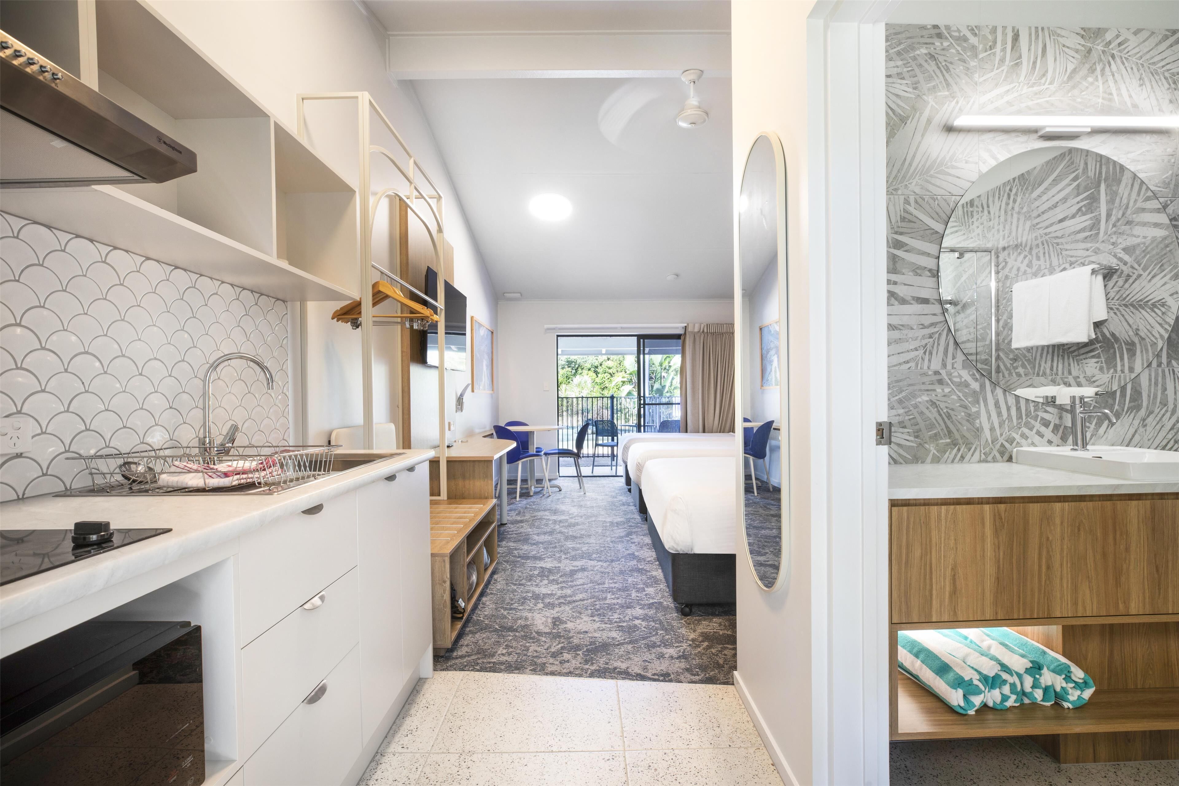 Estúdio família | Cofres nos quartos, escrivaninha, cortinas blackout