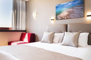 Quarto conforto | Frigobar, cofres nos quartos, escrivaninha