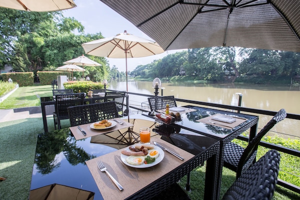 Pequeno-almoço tipo buffet diário (500 THB por pessoa)