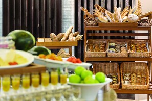 Pequeno-almoço tipo buffet diário mediante uma taxa 