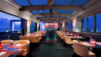 2 restaurantes, pequenos-almoços servidos, cozinha internacional