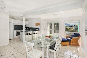 Casa geminada, 3 quartos | Cozinha privada | Geladeira grande, micro-ondas, cooktop, lava-louças