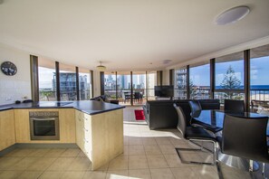 Apartamento Deluxe, 2 quartos | Cozinha privada | Um frigorífico/congelador grande, um micro-ondas, uma placa de cozinha 