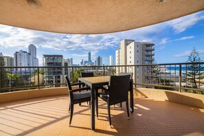 Apartamento luxo, 2 quartos | Sacada