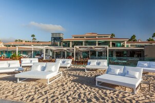 Terraço com espreguiçadeiras