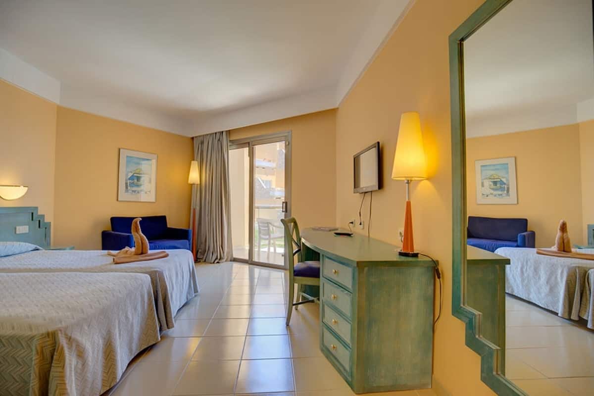 Escrivaninha, cortinas blackout, roupa de cama