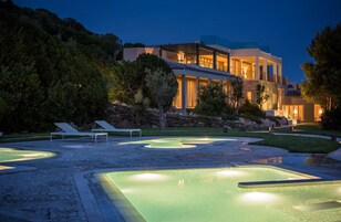 2 piscinas exteriores, guarda-sóis, espreguiçadeiras