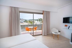 Quarto Duplo Superior, varanda, vista para o mar | Cofre no quarto, Wi-fi grátis, roupa de cama fornecida