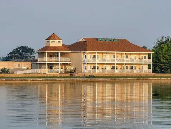 West Bank Inn in Celina: Find Hotel Reviews, Rooms, and Prices on ...