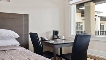 Quarto luxo, 2 camas de casal (Not Pet Friendly) | Ferros/tábuas de passar roupa, berços grátis, Wi-Fi de cortesia