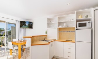 Estúdio standard, 1 cama Queen, vista para o jardim | Cozinha americana privada | Geladeira grande, micro-ondas, cooktop, cafeteira/chaleira