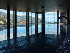 Piscina interna, piscina externa, guarda-sóis, espreguiçadeiras