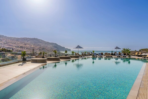 Piscina interna, piscina externa, guarda-sóis, espreguiçadeiras