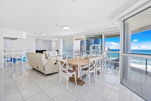 Penthouse, 3 quartos, vista para o oceano | Sala de estar | Lareira, escritórios 