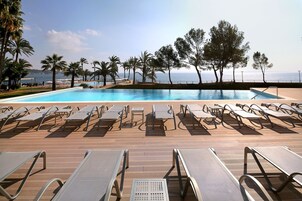 Piscina interior, 2 piscinas exteriores, guarda-sóis, espreguiçadeiras