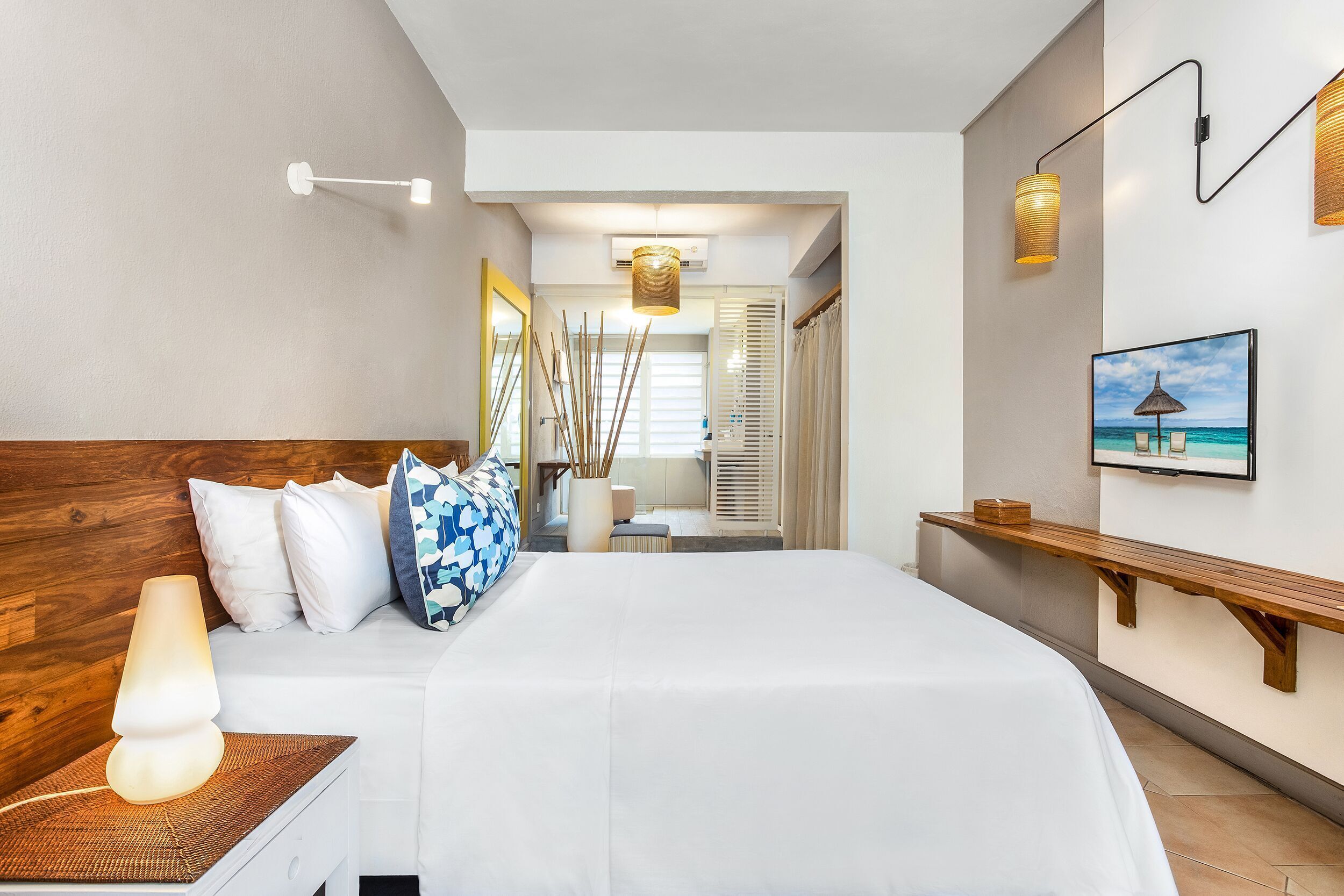 Minibar, cofre no quarto, secretária, cortinas/cortinados opacos 