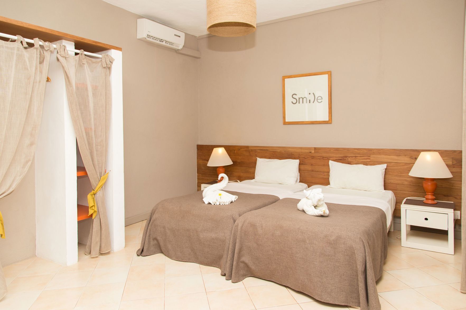 Minibar, cofre no quarto, secretária, cortinas/cortinados opacos 