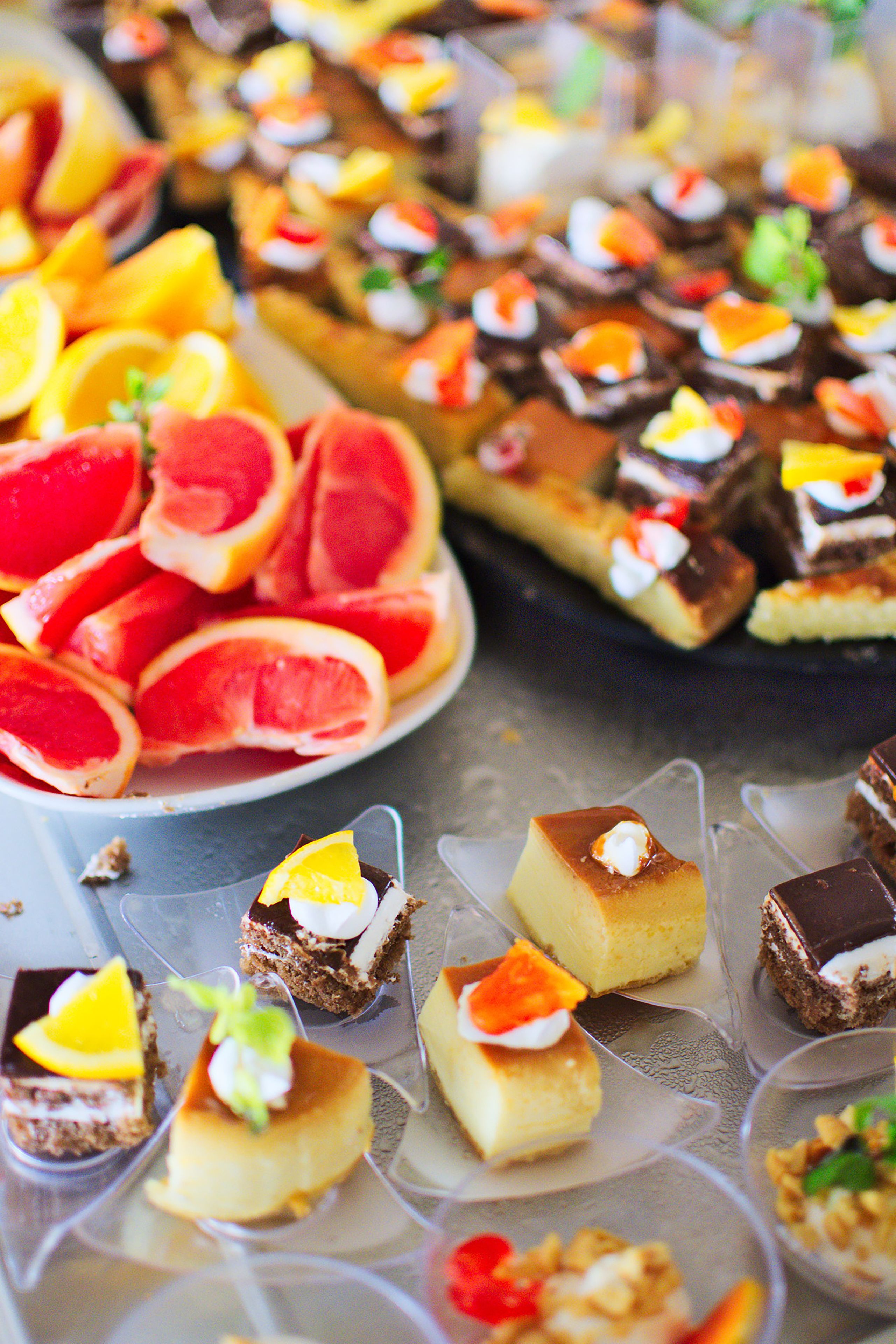 Diversos doces, incluindo bolos e pastelaria, alguns com frutas e creme.