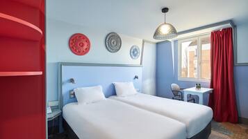 Quarto duplo clássico, para não fumantes | Escrivaninha, quartos à prova de som, Wi-Fi de cortesia, roupa de cama