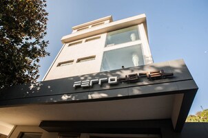 Um edifício moderno com uma placa que diz "Ferro Hotel".