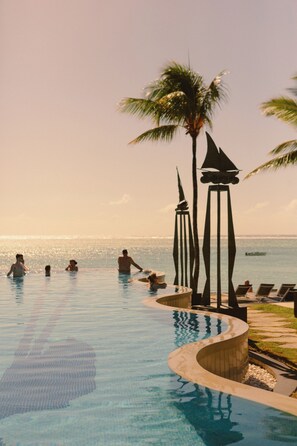 2 piscinas exteriores, guarda-sóis, espreguiçadeiras 