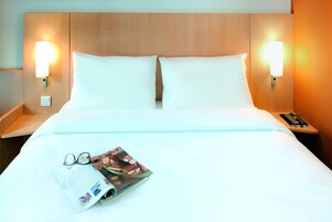 Quarto Standard, várias camas | Edredões de penas, cofre no quarto, secretária 