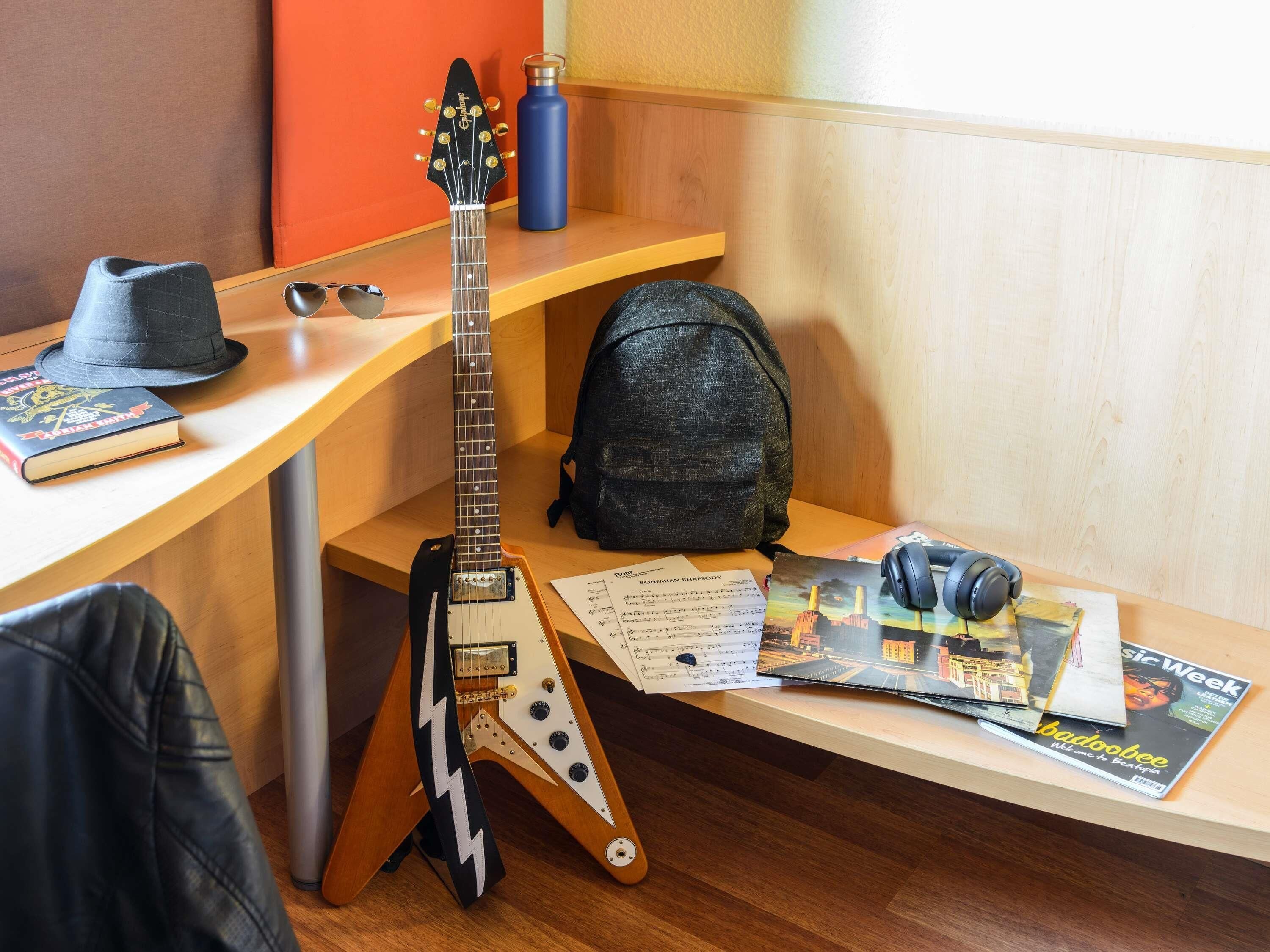 Quarto Twin Standard, 2 camas individuais | Edredões de penas, cofre no quarto, secretária 