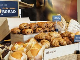 Pequeno-almoço tipo buffet diário mediante uma taxa