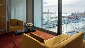 Quarto Deluxe, varanda (Premier) | Roupa de alta qualidade, minibar, cofre com capacidade para portátil