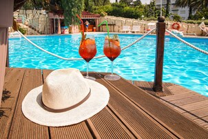 Piscina externa sazonal, funciona das 9h às 19h, guarda-sóis