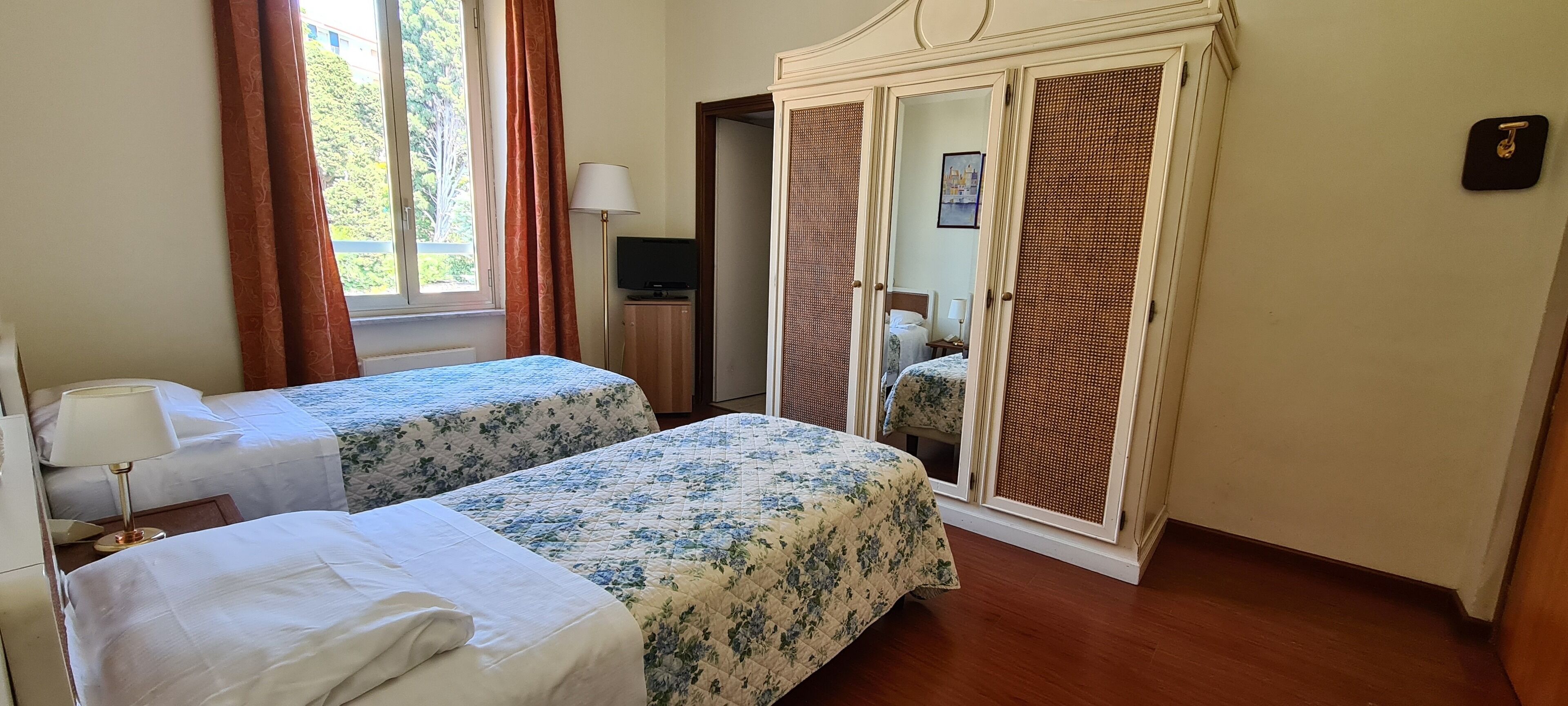 Quarto Quádruplo Clássico | Minibar, cofre no quarto, com decoração personalizada, secretária 