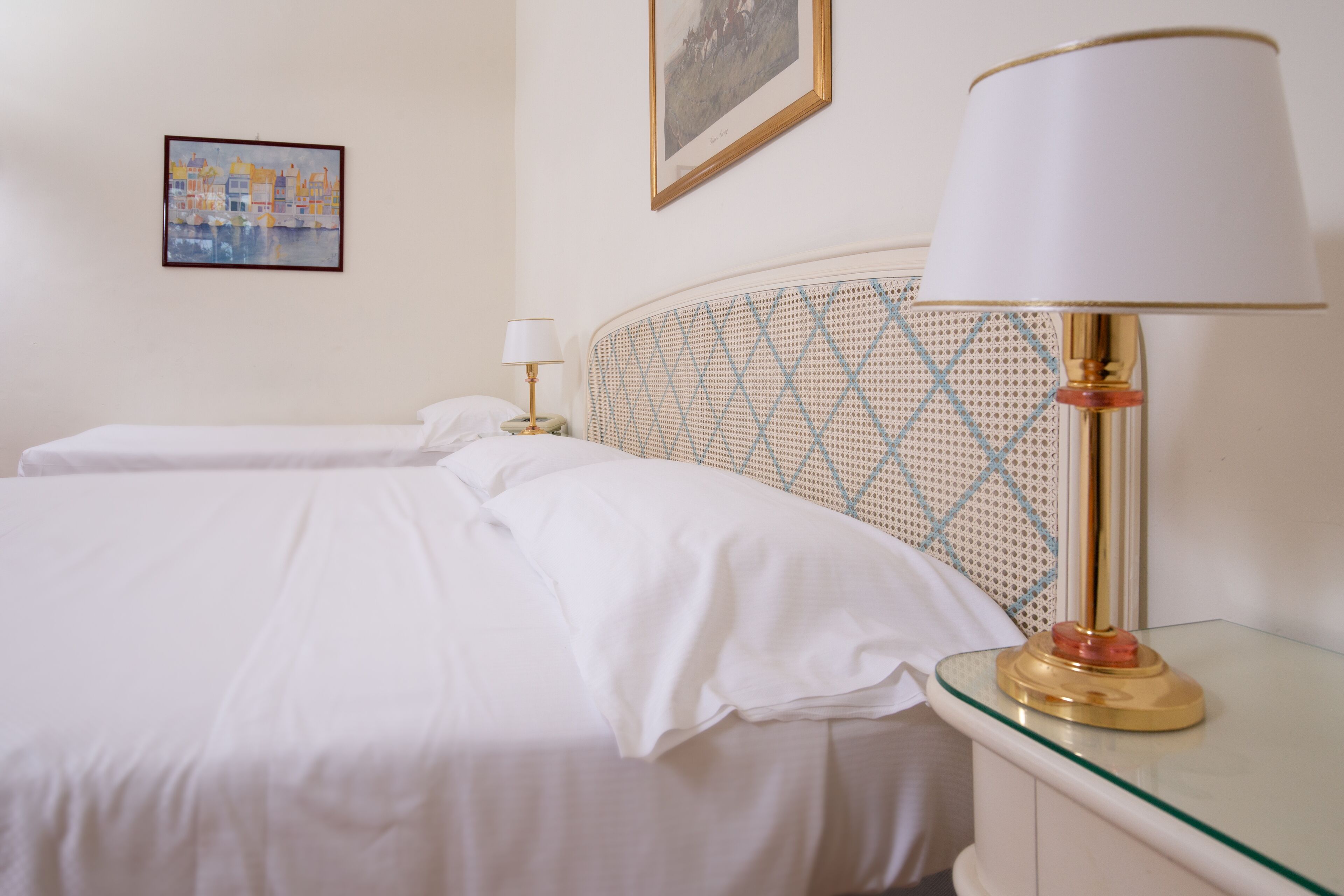 Minibar, cofre no quarto, com decoração personalizada, secretária 