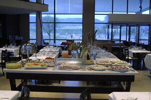 Café da manhã com buffet grátis todos os dias