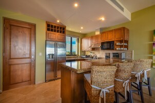 Suite de Luxo, 1 quarto, terraço, vista para o oceano | Cozinha privada | Um frigorífico/congelador grande, um micro-ondas, um forno 