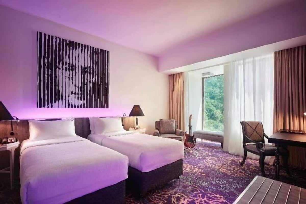 1 quarto, frigobar, cofres nos quartos, escrivaninha