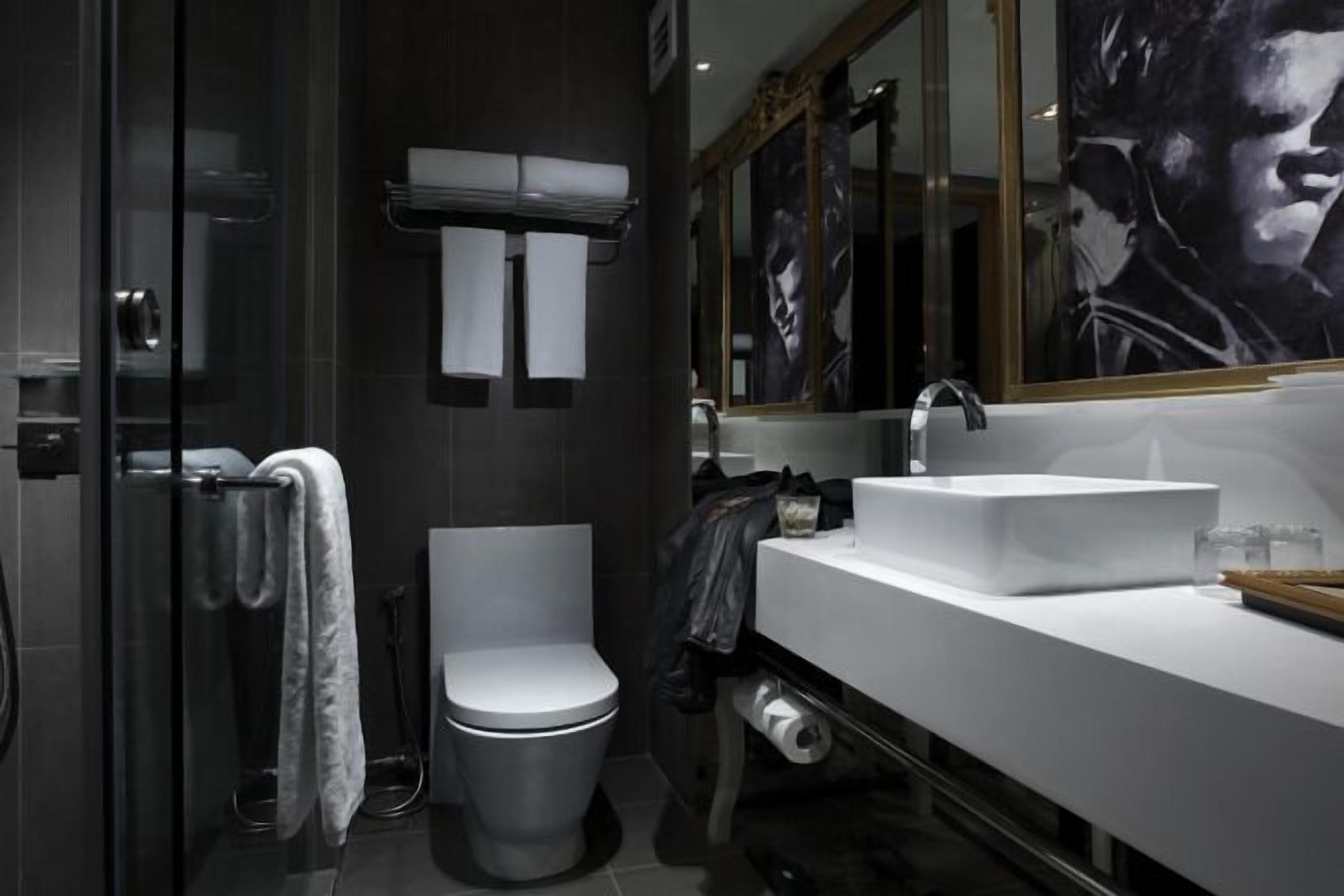 Casa de banho | Um polibã, um chuveiro fixo, artigos de higiene pessoal grátis 