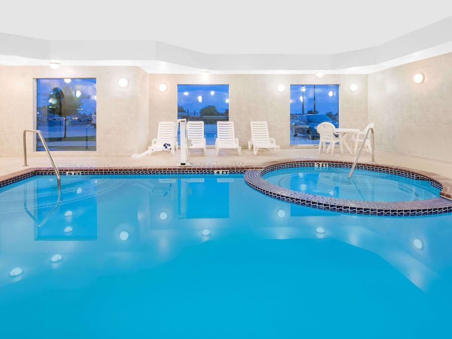 Piscina interior, da(s) 8:00 à(s) 22:00, espreguiçadeiras