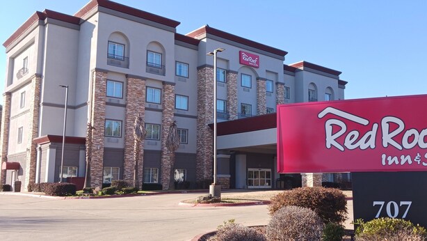 Edifício Red Roof Inn & Suites com placa e o número 707.