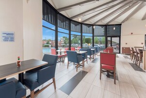 Café da manhã com buffet grátis todos os dias