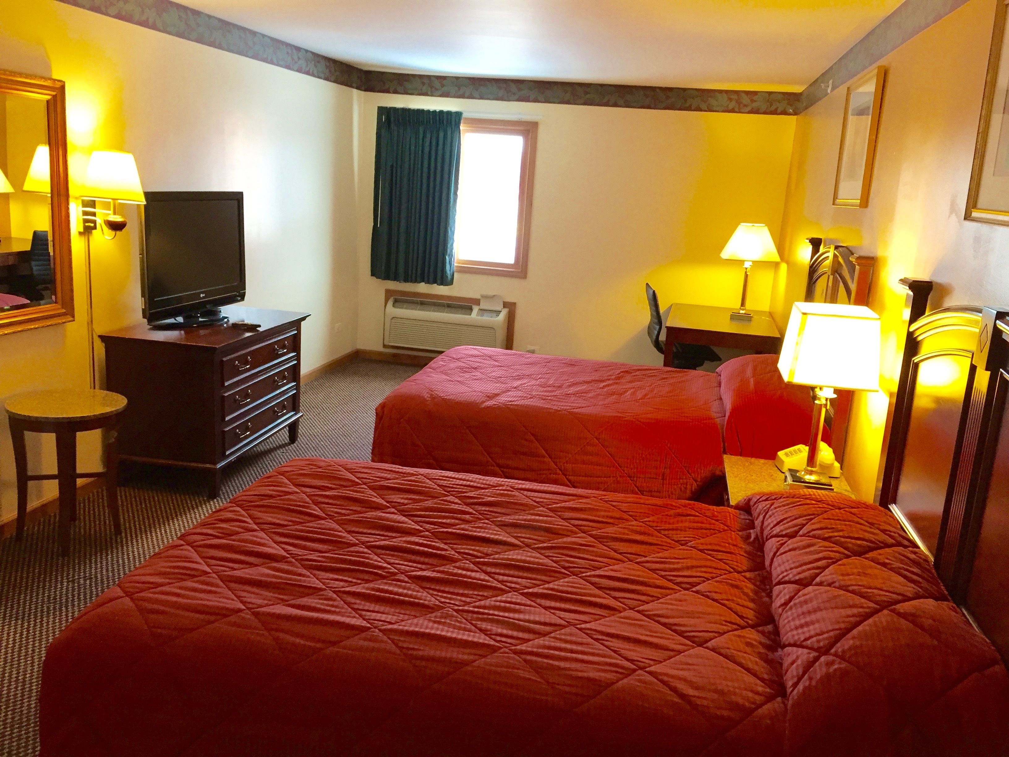 Queen Room with Two Queen Beds | Ferros/tábuas de passar roupa, camas extras/dobráveis (sobretaxa)