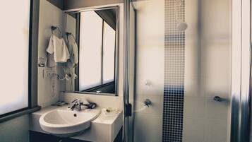 Quarto standard, 1 cama Queen, para não fumantes | Banheiro | Chuveiro, secador de cabelo, toalhas de banho