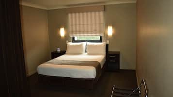 Quarto Standard, 1 cama queen-size, não fumadores | Cofre no quarto, secretária, ferro/tábua de engomar