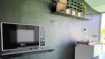 Penthouse Comfort | Cozinha privada | Um frigorífico/congelador grande, um micro-ondas, uma chaleira elétrica