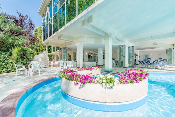 Piscina exterior sazonal