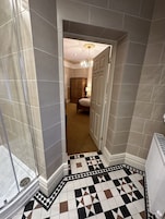 Quarto triplo exclusivo, várias camas, banheira de hidromassagem, no piso térreo | Banheiro | Produtos de toalete grátis, secador de cabelo, sabonete, shampoo